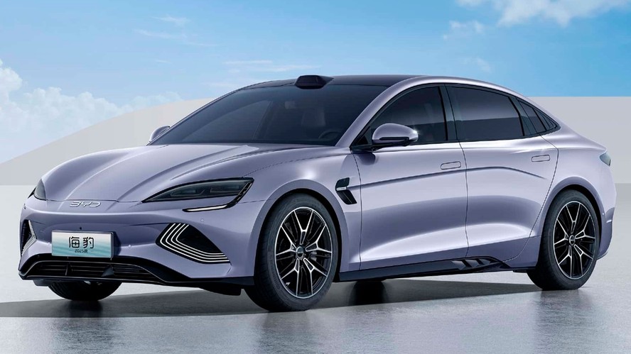 BYD Seal 2025 mantém visual, recarrega mais rápido e chega a 240 km/h