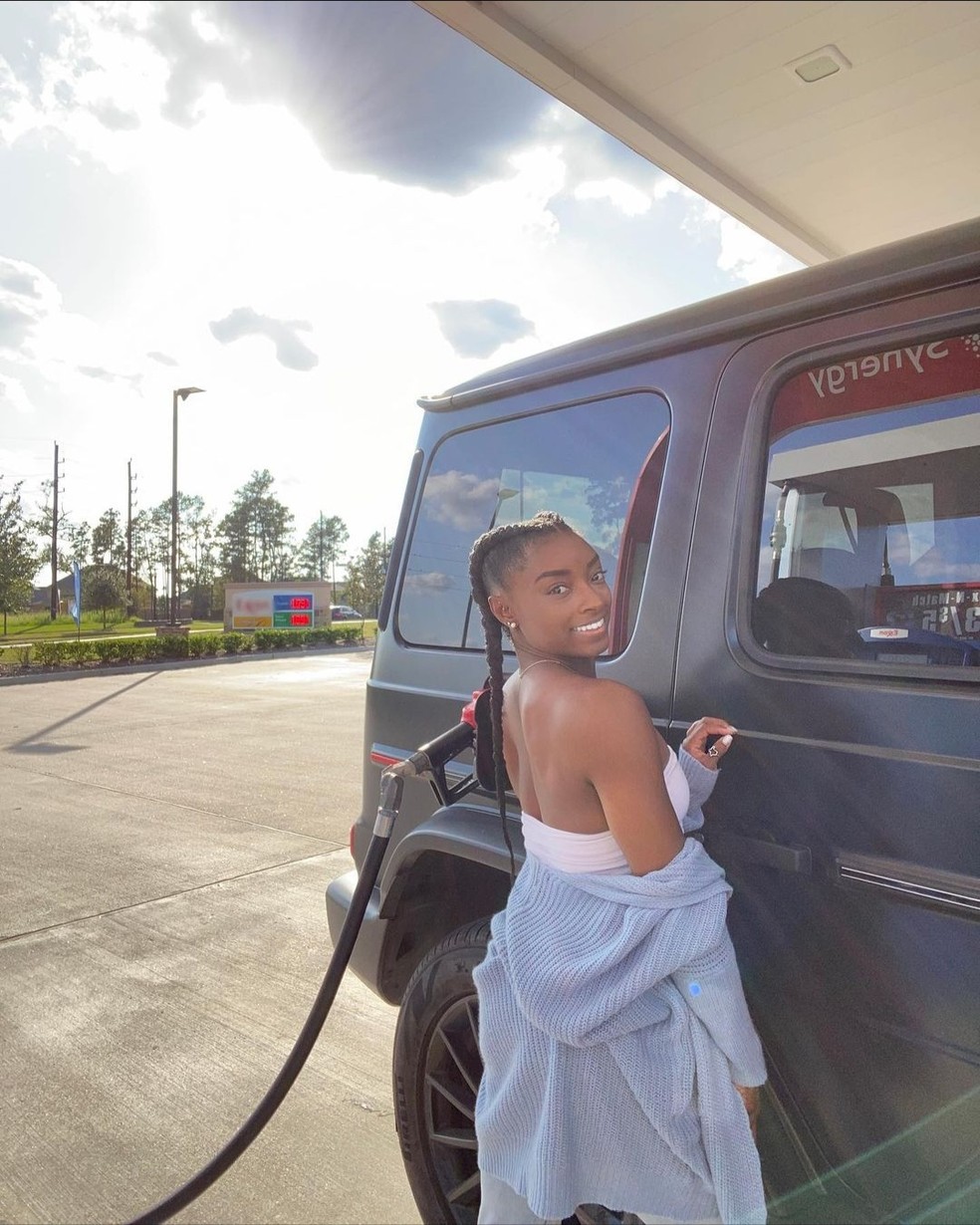 Simone Biles tem jipão de R$ 1 milhão que tem o dobro da sua altura