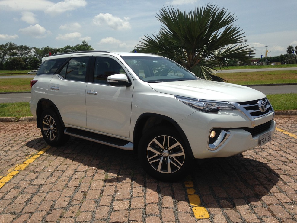 Toyota Hilux e SW4 ganham linha 2018 com novas versões