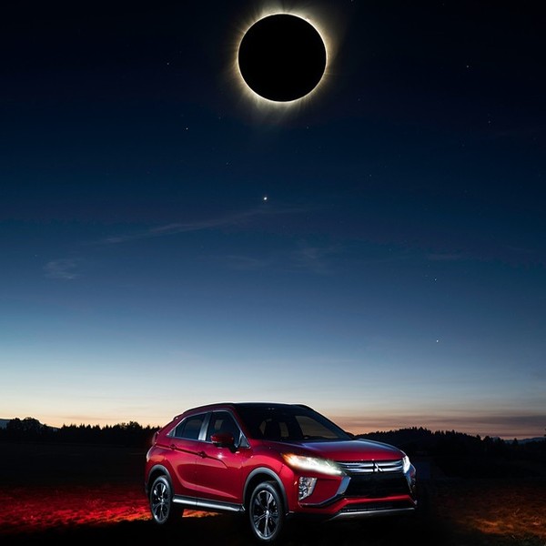 Mitsubishi Eclipse renasce como SUV diante do eclipse solar