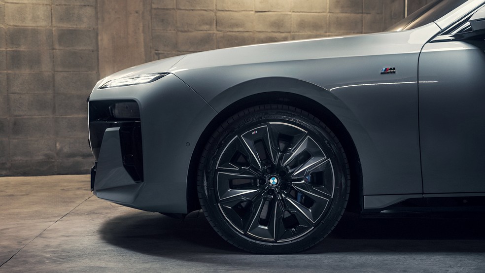 BMW i7 tem conforto de classe executiva e custa R$ 1,2 milhão; teste