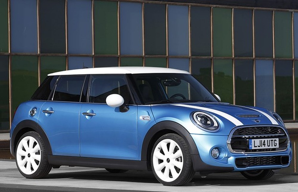 Mini mostra inédita versão quatro portas do Cooper
