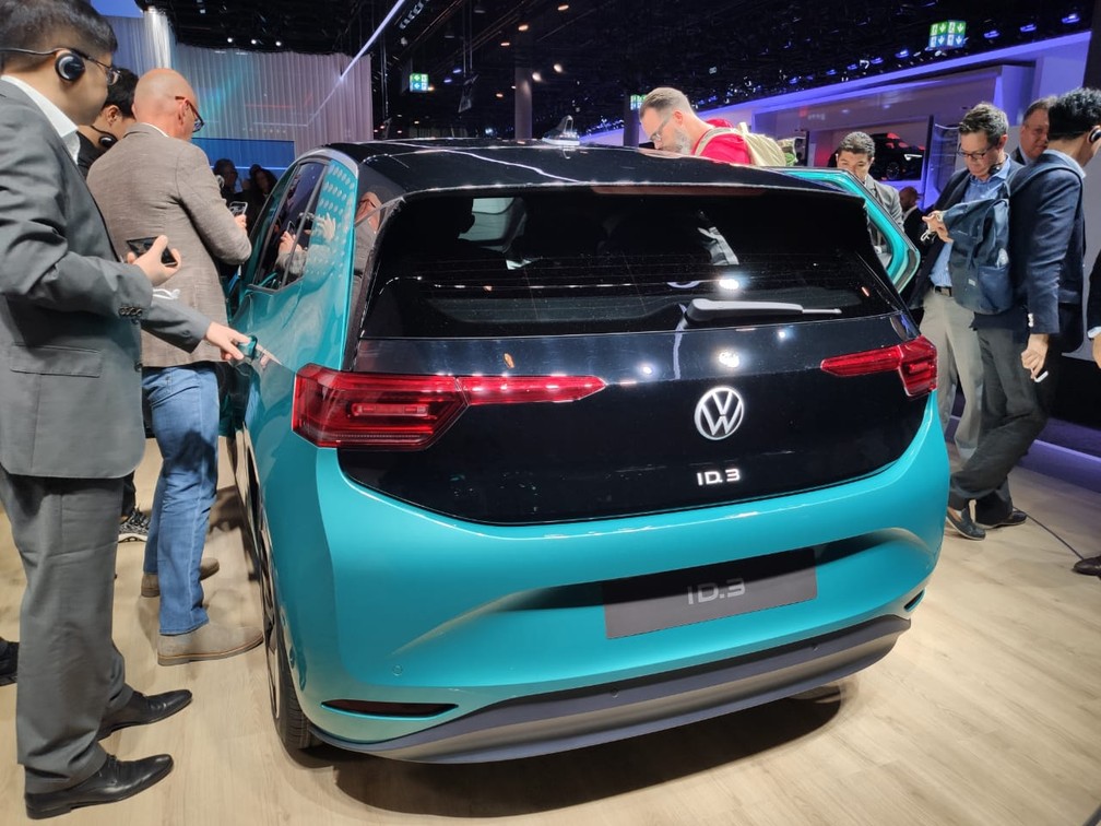 Volkswagen mostra o 'elétrico popular' ID.3 e revela novo logotipo da marca