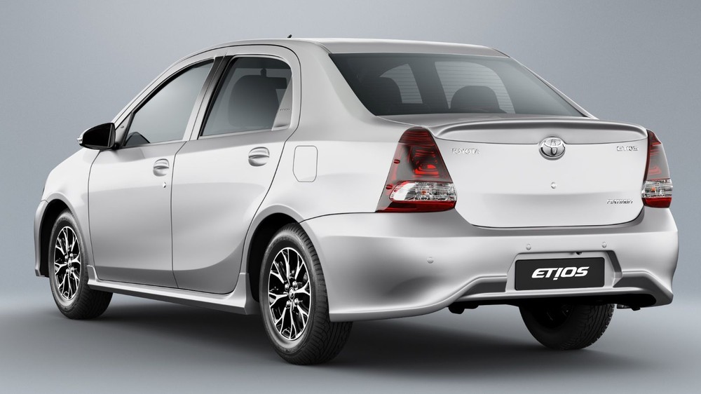 Donos de Toyota Etios elogiam o consumo, mas reclamam da falta de ...