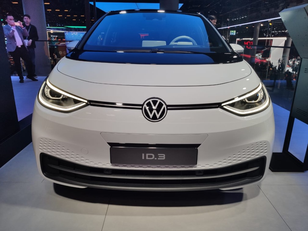 Volkswagen mostra o 'elétrico popular' ID.3 e revela novo logotipo da marca