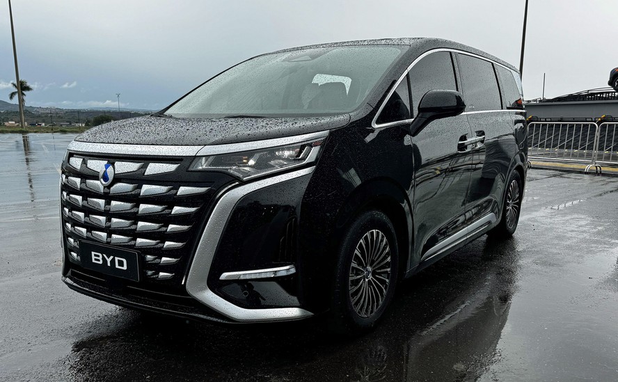 BYD registra minivan de luxo e esportivo da Denza no Brasil