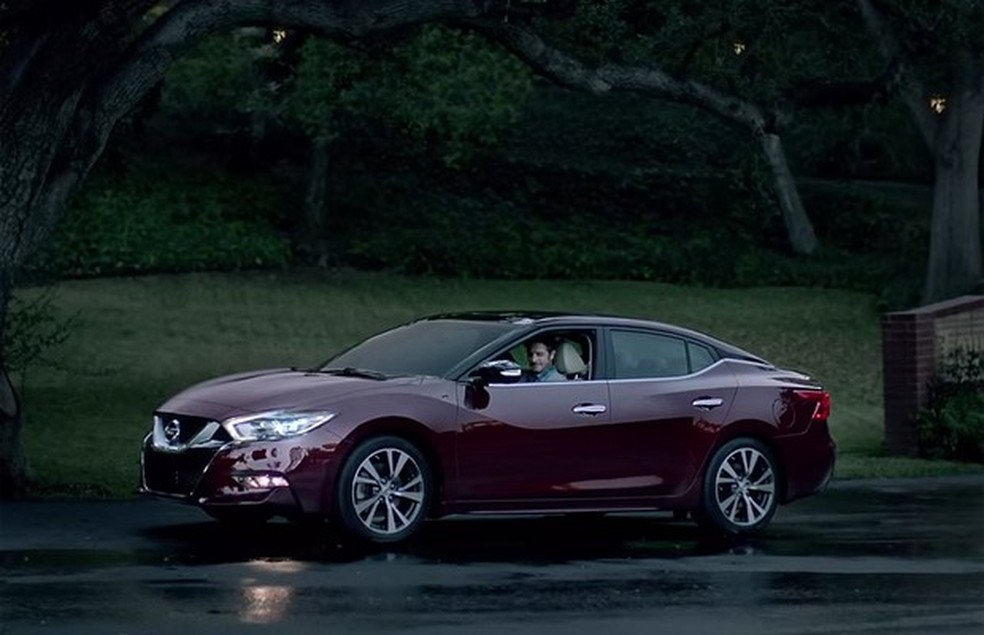 Nissan exibe Maxima em comercial no Super Bowl