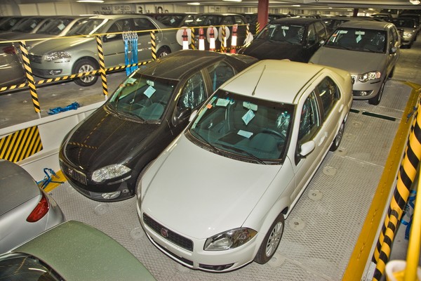 Como funciona o transporte de carros em navios?