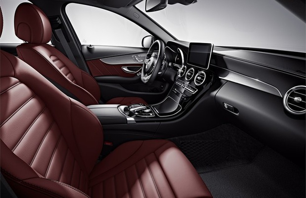 Mercedes lança no Brasil nova versão C450 AMG por R$ 309.900