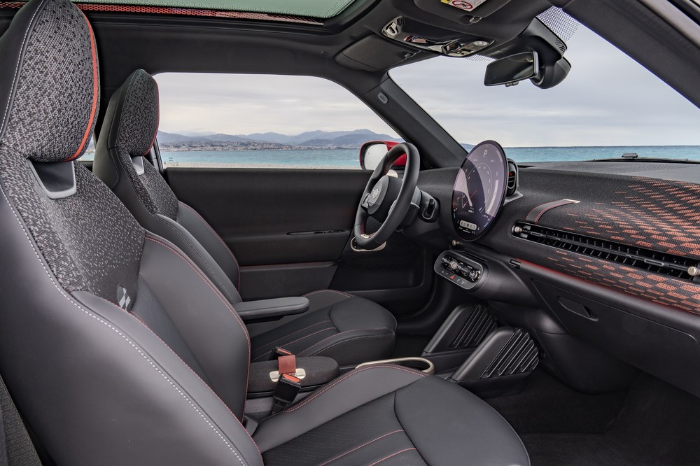 Mini Cooper elétrico estreia versão JCW sem melhorar a performance