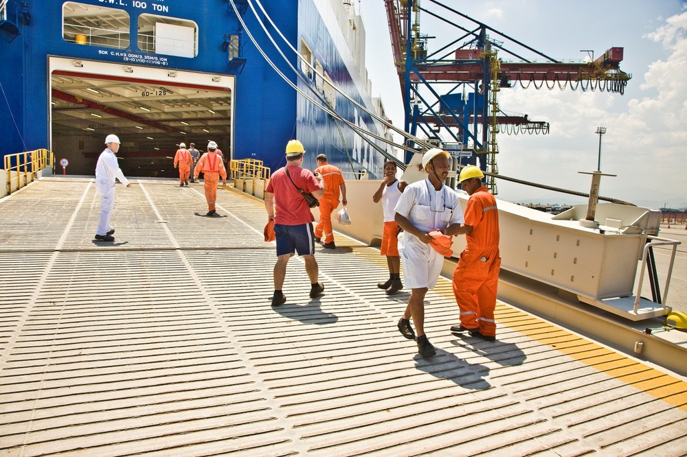 Como funciona o transporte de carros em navios?