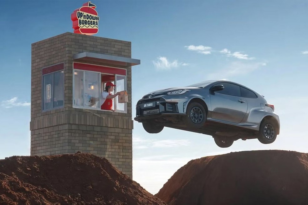 Toyota Hilux tem propaganda cancelada por cachorros 'empilhados' na caçamba