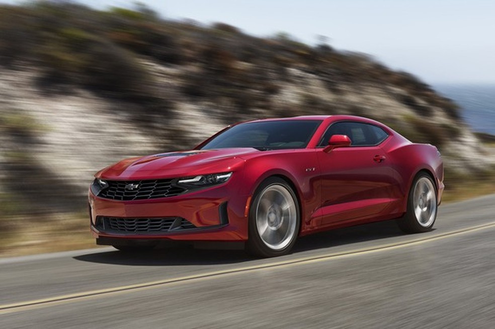 Chevrolet Camaro passa por novo facelift: design ousado não agradou