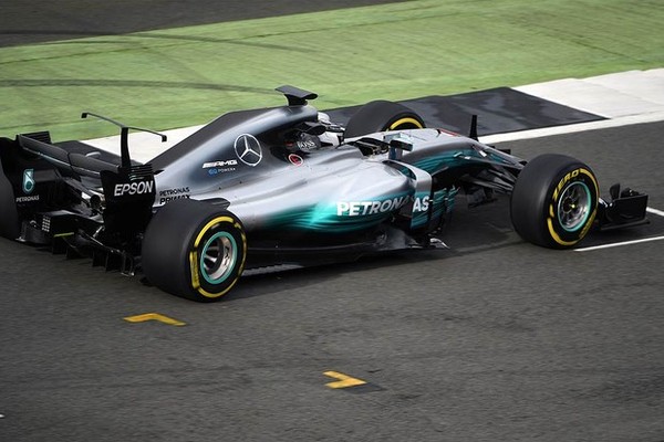 Mercedes lança elegante F1 W08 e pilotos já aceleram
