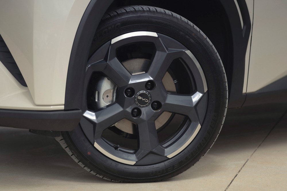 BYD Dolphin Mini tem pneu que não existe no Brasil; marca garante reposição