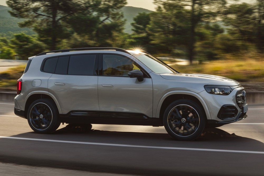 Novo Mercedes-Benz GLB tem ChatGPT e versões elétricas e a combustão