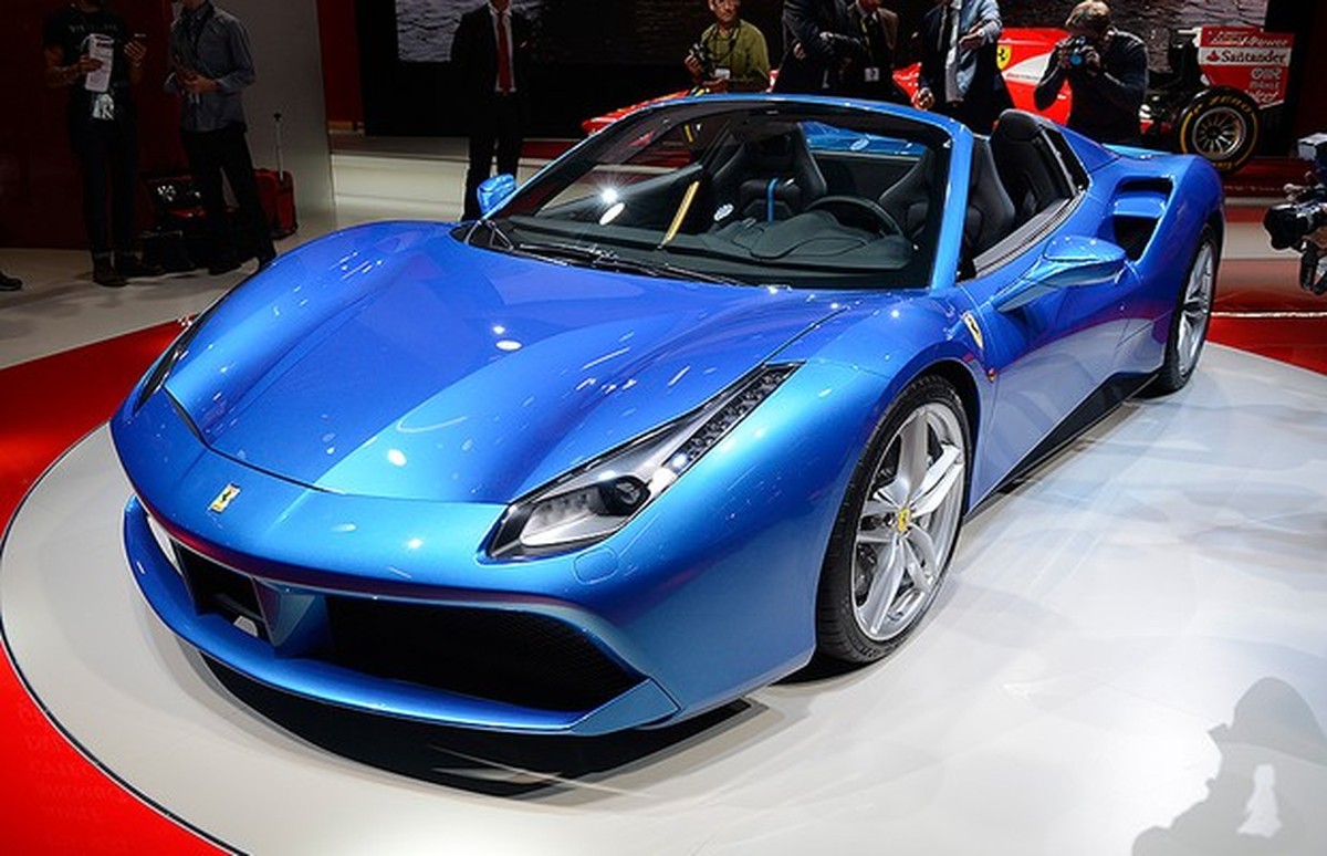 Ferrari 488 faz sua estreia no Salão de Frankfurt