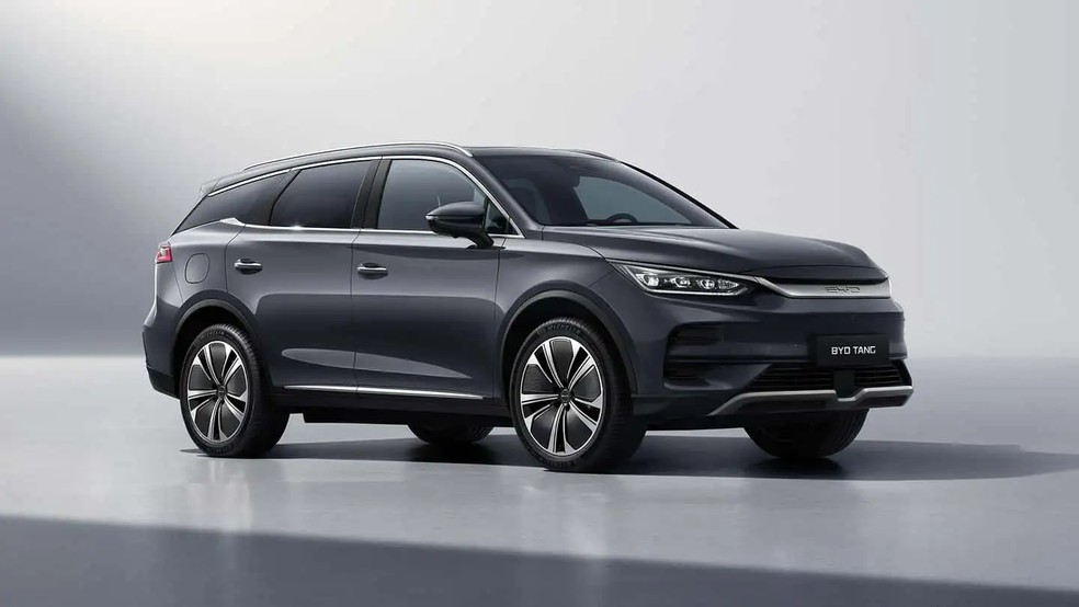 Flagra: novo BYD Tan terá bateria gigante que gera energia para sua casa