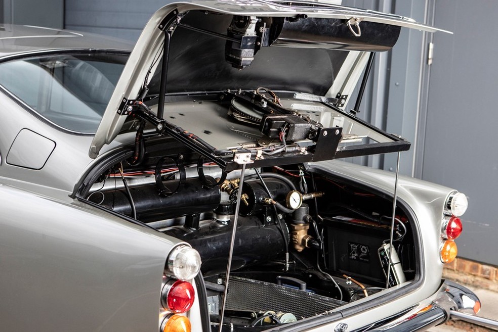 Aston Martin DB5 do 007 é vendido por mais de R$ 25 milhões