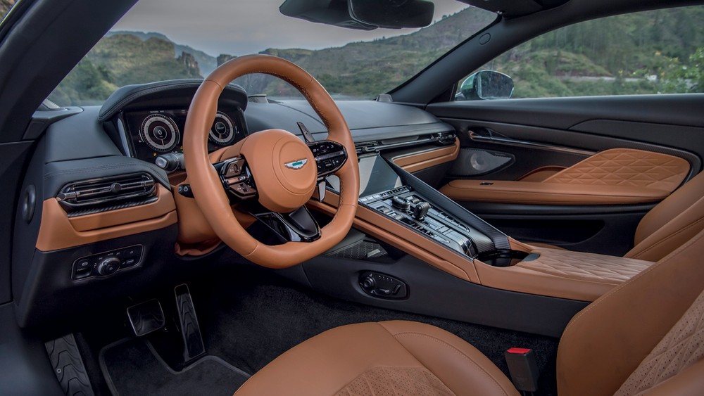 Aston Martin DB12 chega ao Brasil com 680 cv e preço de R$ 3,6 milhões