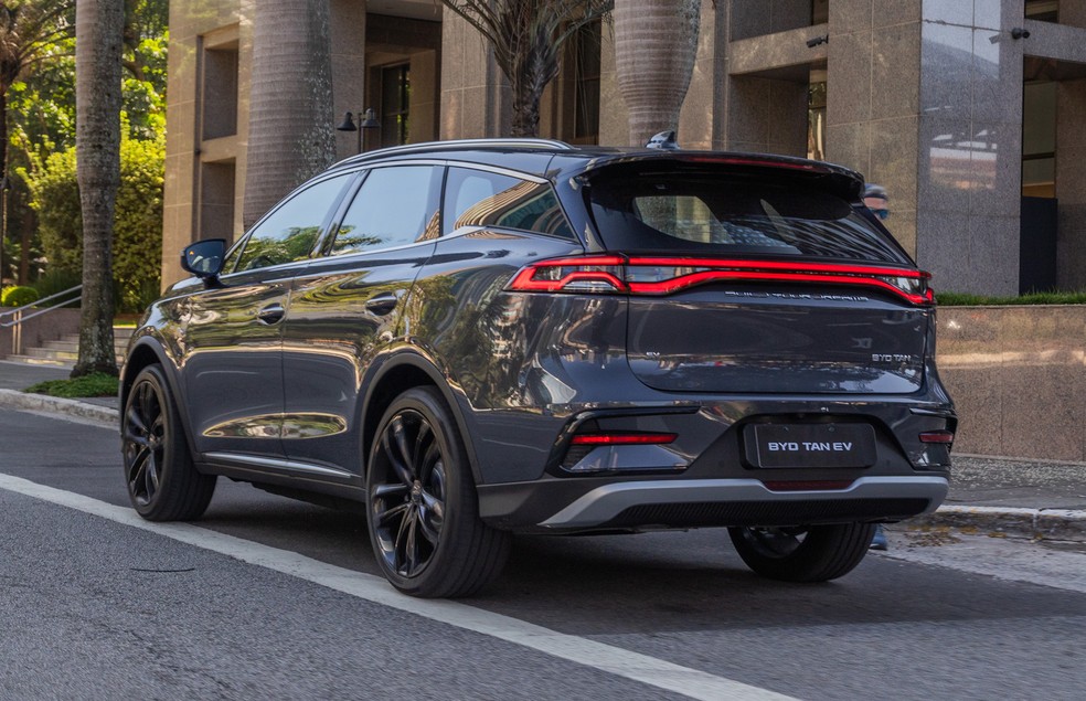 Novo BYD Tan retoca visual, tem bateria gigante, mas perde desempenho