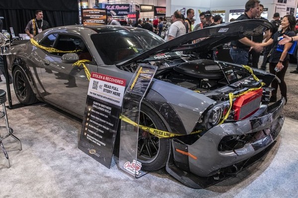 Dodge Challenger vira atração no SEMA depois de ser roubado, batido e ...