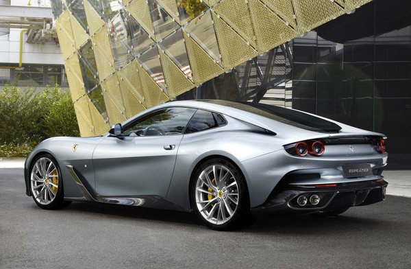 Ferrari produz superesportivo exclusivo baseado no GTC4 Lusso com motor V12