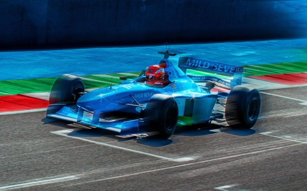 Caio Castro pilota carro de F1 em pista com capacete e macacão ...