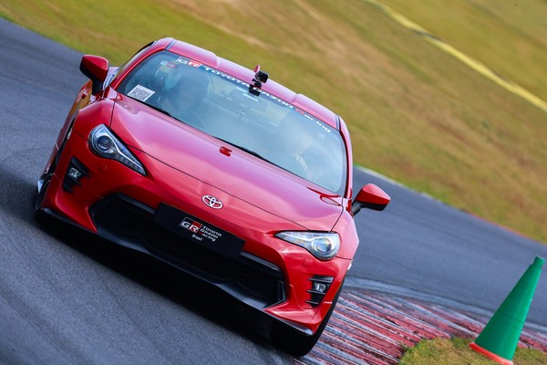 Toyota GT86 continua surpreendente, mesmo 10 anos depois; leia o teste