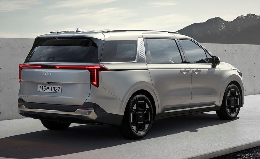 Kia Carnival está de volta ao Brasil de cara nova e R$ 105 mil mais cara