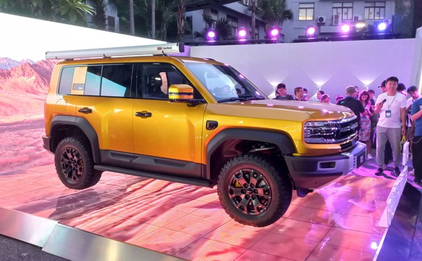 Denza: marca de luxo da BYD estreia com minivan no Brasil em 2025