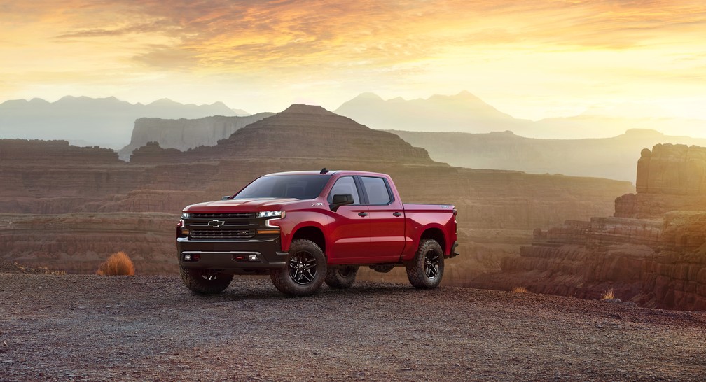 Nova geração da Chevrolet Silverado chega de helicóptero ao lançamento
