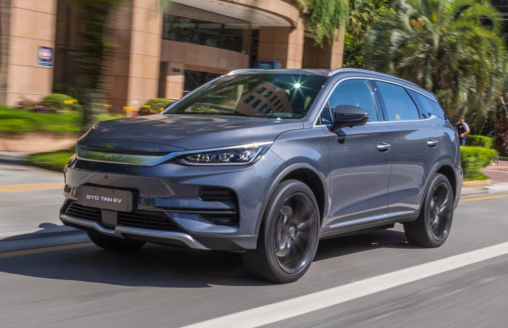 BYD Tan L é SUV com drone no teto que será vendido no Brasil; saiba quando