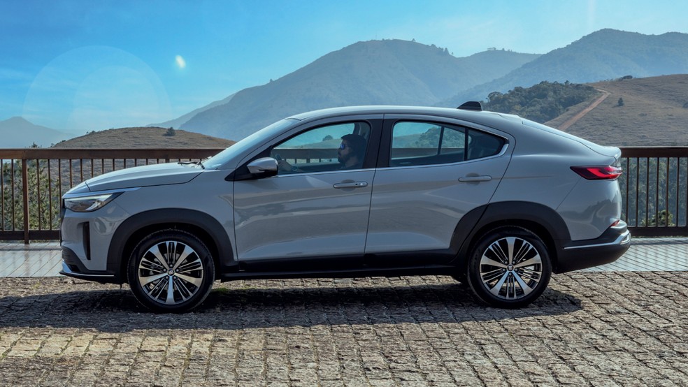 Fiat Fastback Audace tem fartura de equipamentos e visual de carro ...