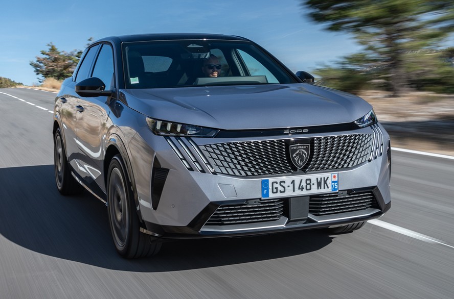 Novos Peugeot 3008 e 5008 elétricos chegam ao Brasil em 2025