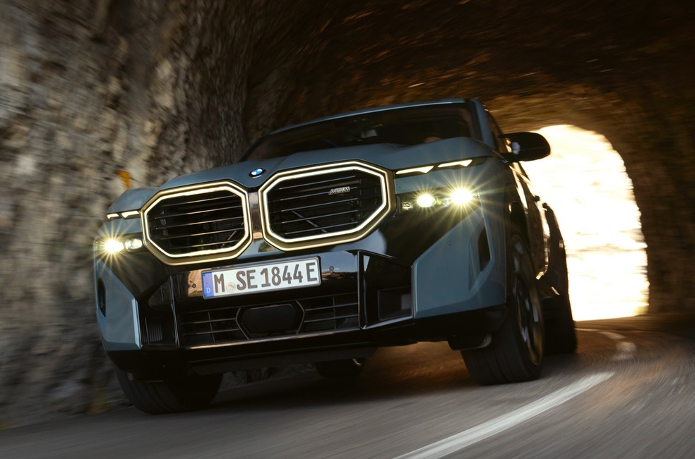 BMW XM é SUV híbrido de até 750 cv com logotipo na janela e 100 lâmpadas de LED na cabine