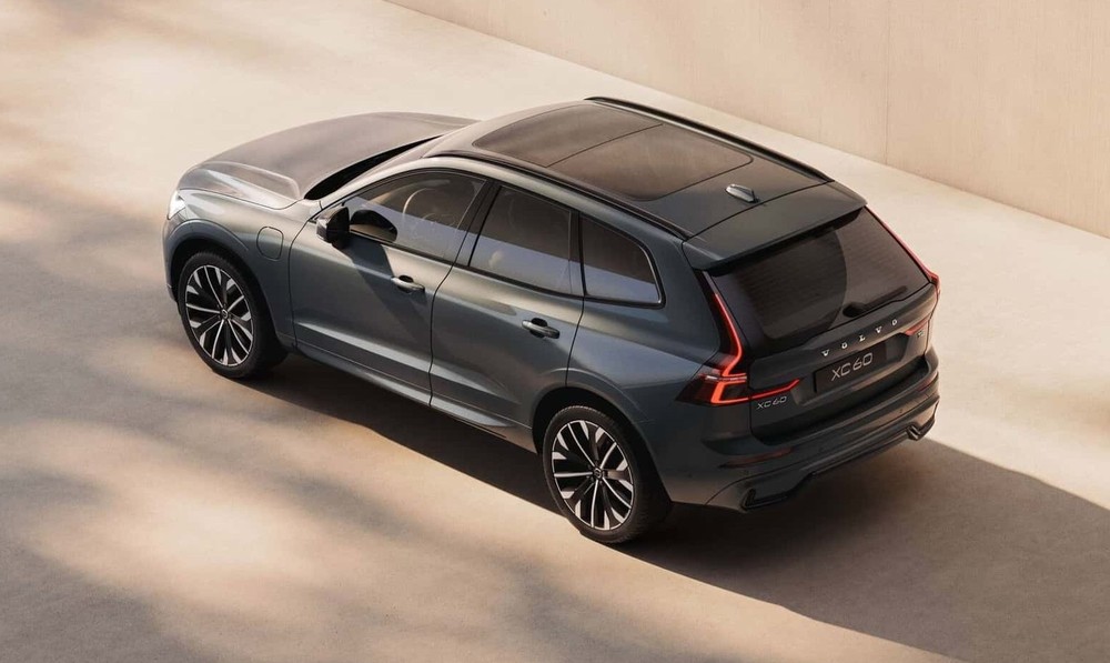 Volvo XC60 híbrido muda para conviver com futura versão elétrica