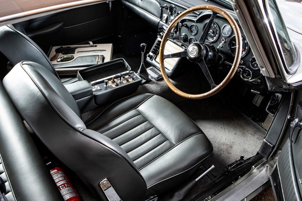 Aston Martin DB5 do 007 é vendido por mais de R$ 25 milhões