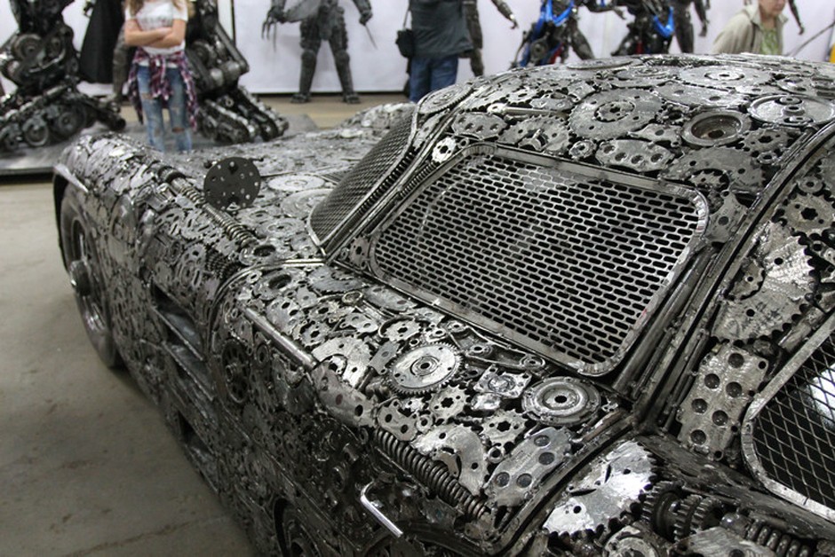 Artistas criam réplicas de carros com sucata de ferro velho