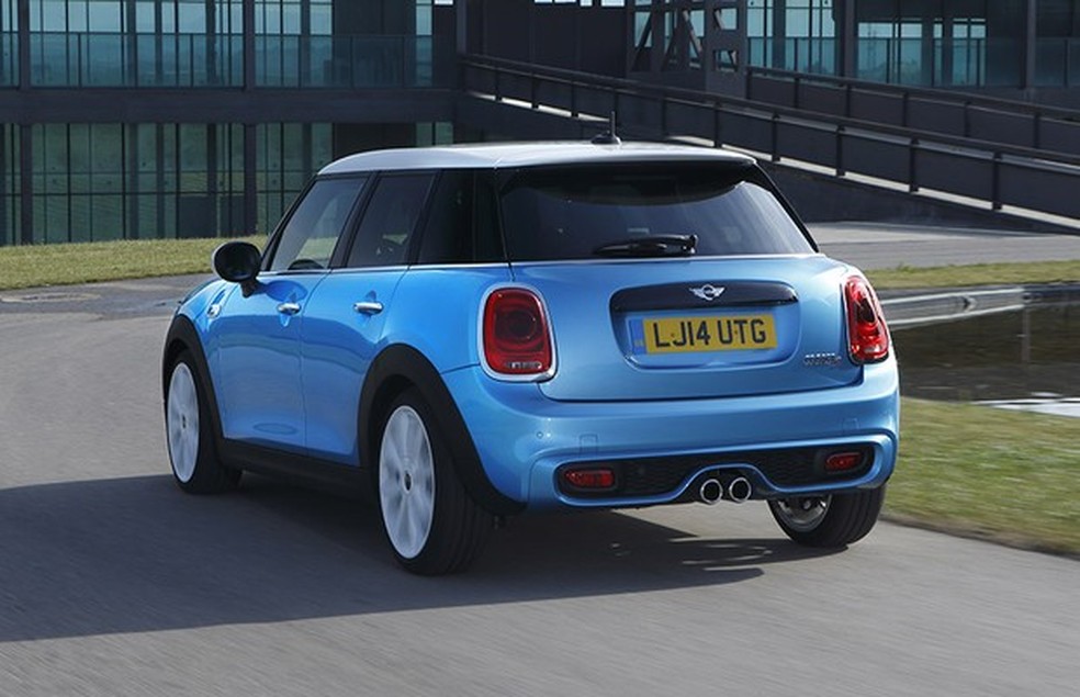 Mini mostra inédita versão quatro portas do Cooper