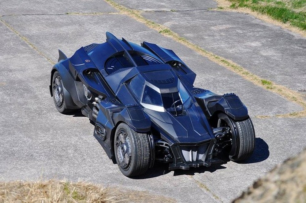 Menos tanque e mais classe: conheça o novo carro do Batman