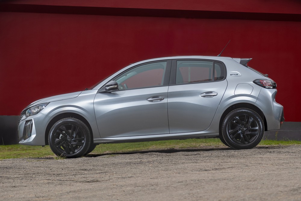 Teste: Peugeot 208 Style 2025 é versão de R$ 100 mil que tem até teto solar