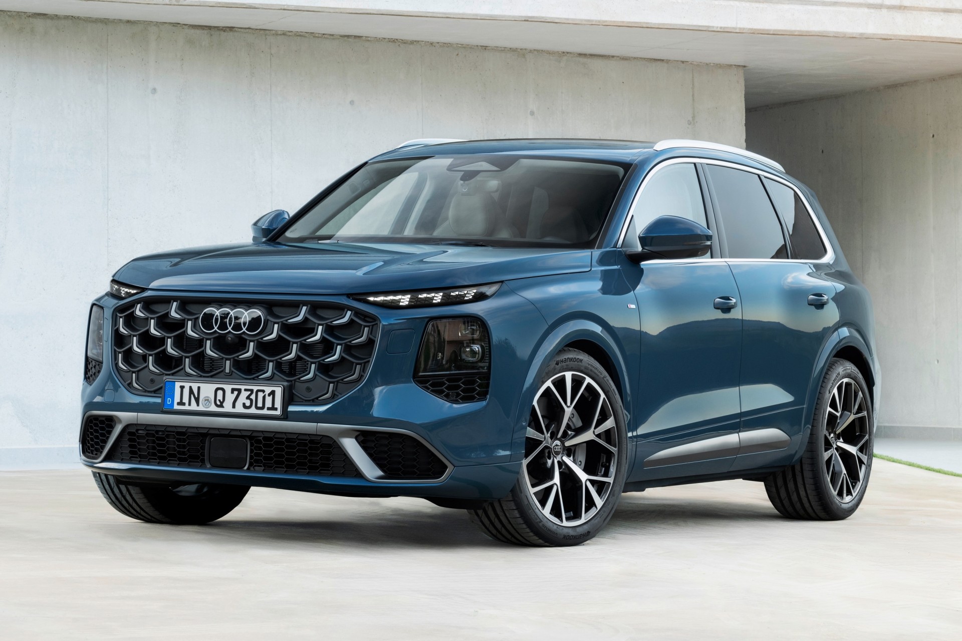 Novo Audi Q7 tem faróis que projetam avisos no chão e motor V8 de 600 cv