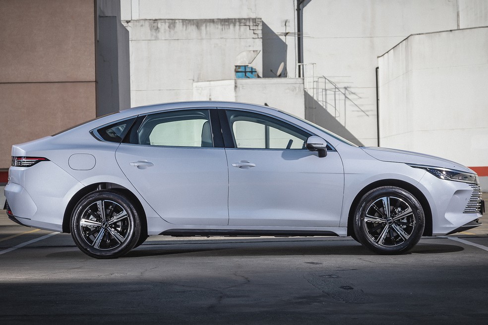 Comparativo: BYD King consegue roubar a coroa do Toyota Corolla híbrido?