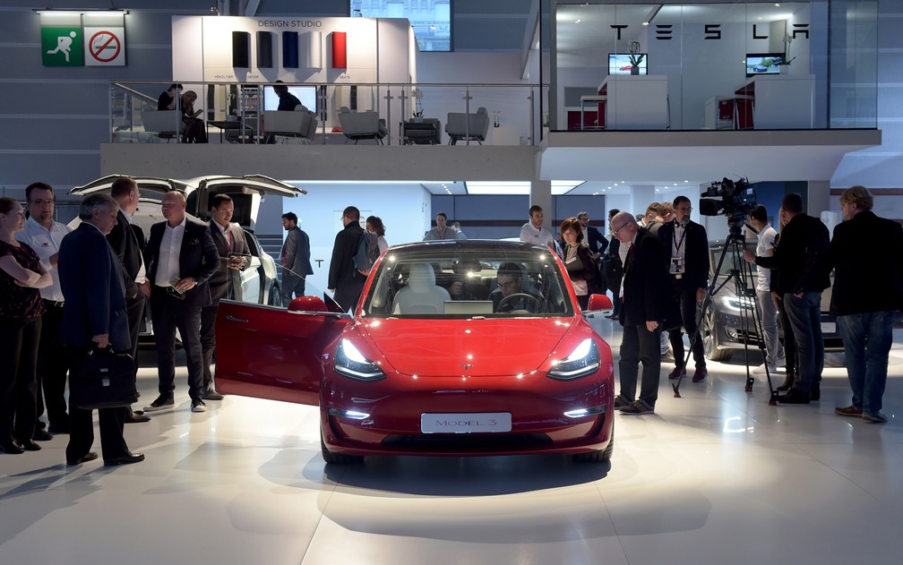 Tesla lança Model 3 na Europa e 'flerta' com Brasil