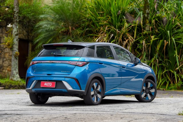BYD Dolphin Plus tem mais autonomia e segurança, mas custa R$ 30 mil ...
