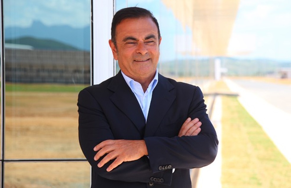 Ex-CEO da Renault-Nissan, o brasileiro Carlos Ghosn, deixa o Japão sem ...