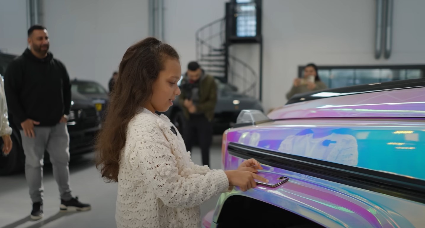 Menina de 10 anos estrela do Tik Tok transforma seu jipe Mercedes em ...