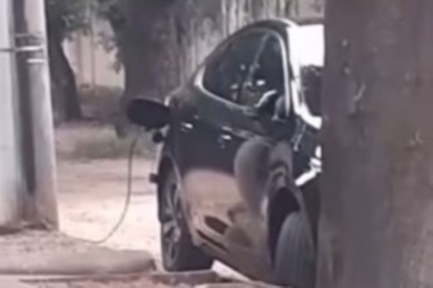 Motorista faz 'gato' em poste de luz para carregar carro híbrido
