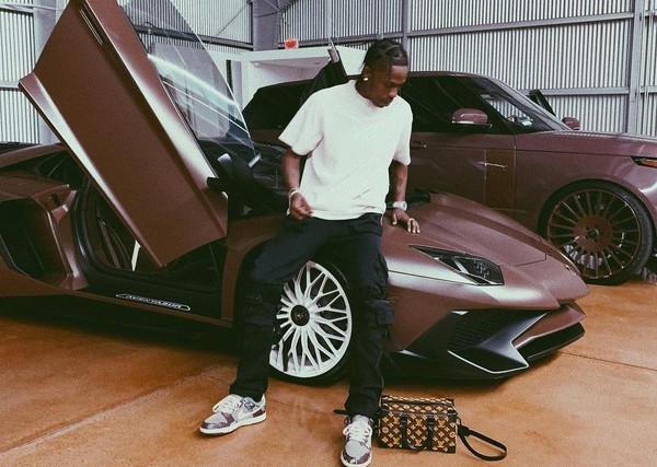 Travis Scott tem coleção de carros de uma só cor avaliada em R$ 62 milhões